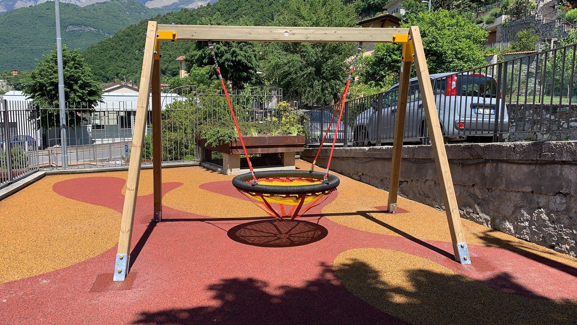 Altalena in legno con cesto per parchi | F.lli Contessi