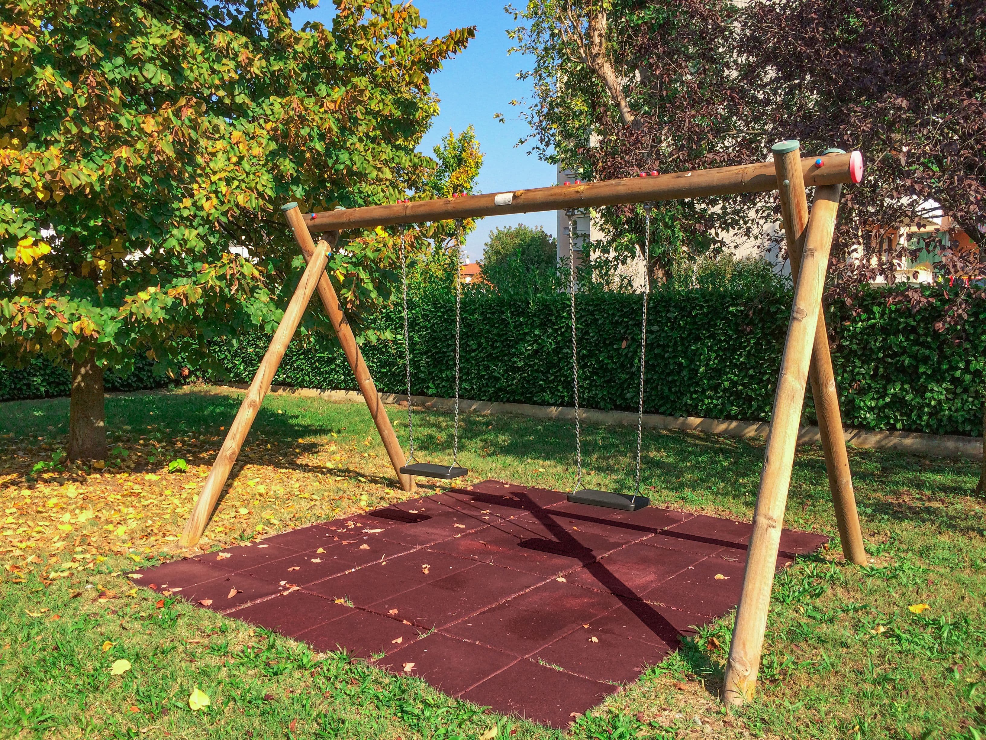 Altalena in legno per parchi, disponibile a uno o due posti con ...