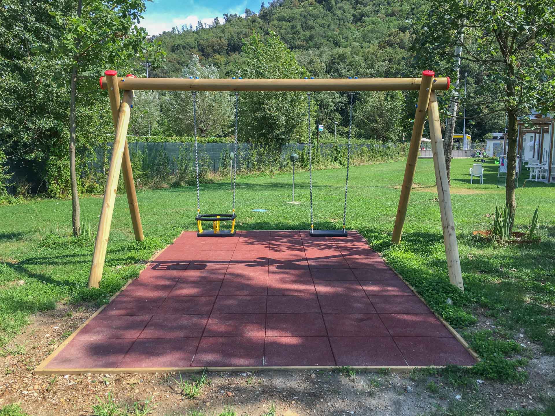 Altalena in legno per parchi, disponibile a uno o due posti con ...